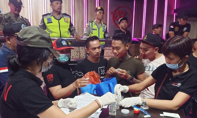 Tiga Pengguna Narkoba Terjaring Sweeping di Tempat Hiburan Malam | Bali ... Tiga Pengguna Narkoba Terjaring Sweeping di Tempat Hiburan Malam | Bali ...